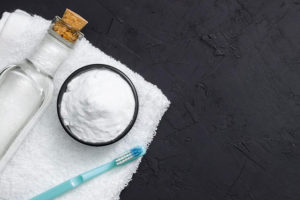 Zähneputzen mit Natron: Die Vor- und Nachteile